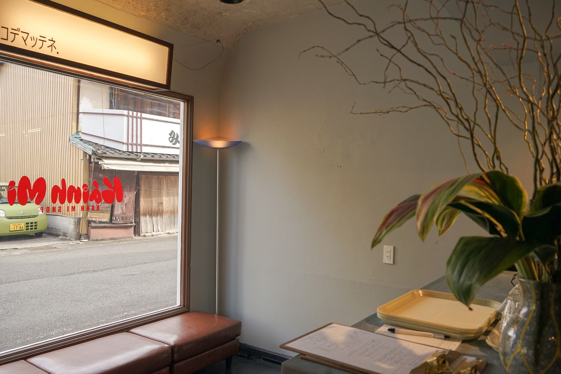 午前中照明いらず。自然光が差し込み、青のモールテックスが映える撮影空間の写真3