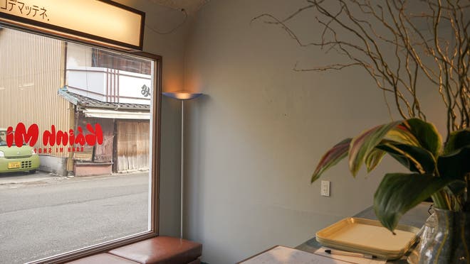 午前中照明いらず。自然光が差し込み、青のモールテックスが映える撮影空間の写真3