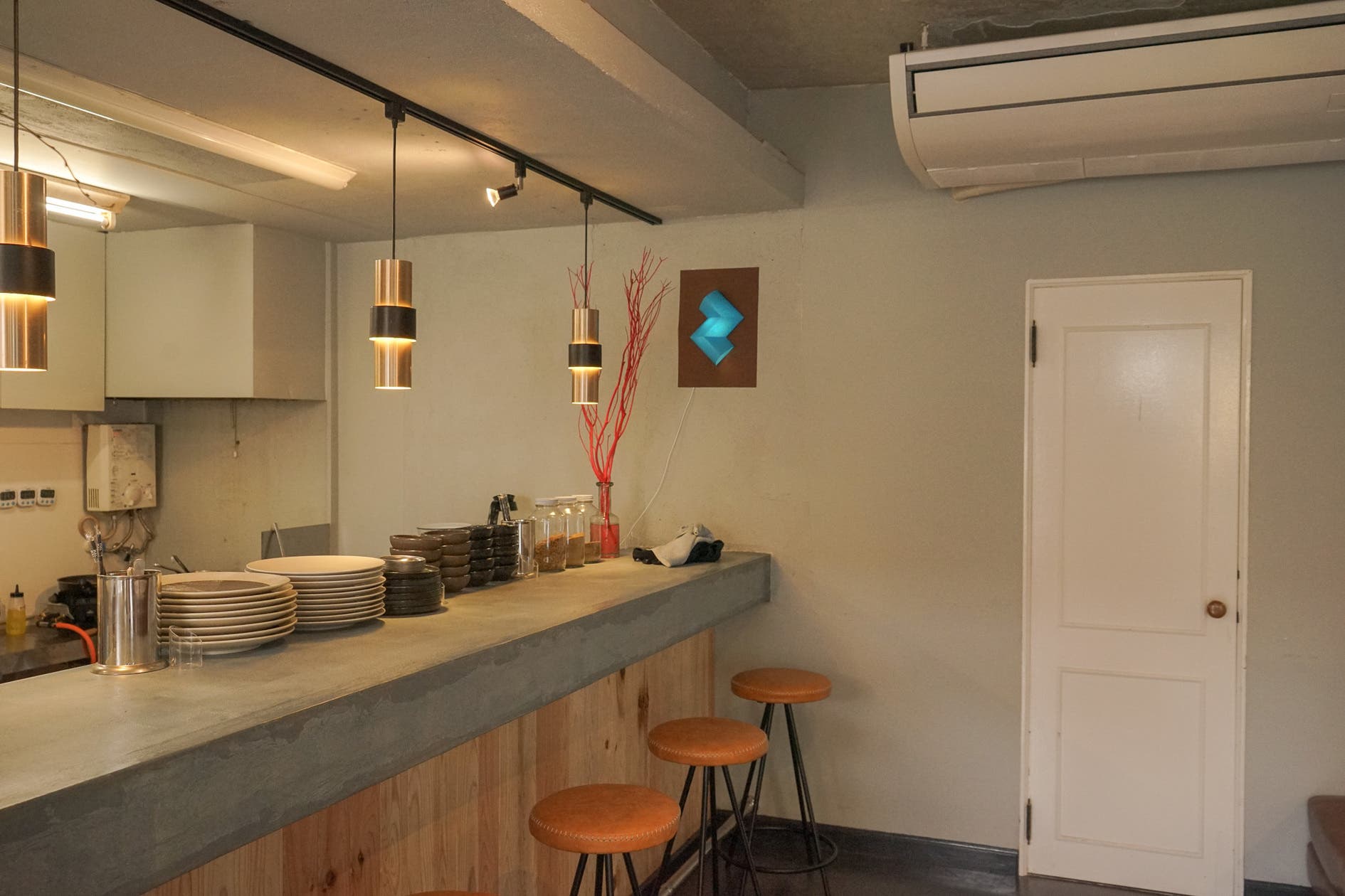 午前中照明いらず。自然光が差し込み、青のモールテックスが映える撮影空間の写真5