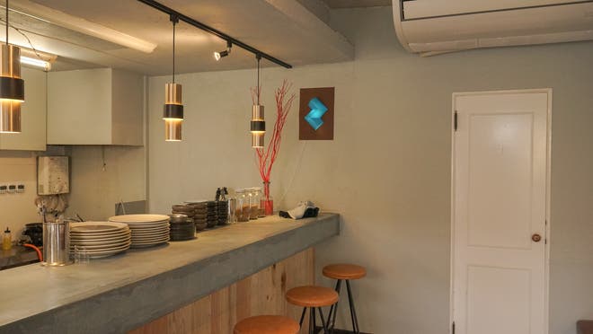 午前中照明いらず。自然光が差し込み、青のモールテックスが映える撮影空間の写真5