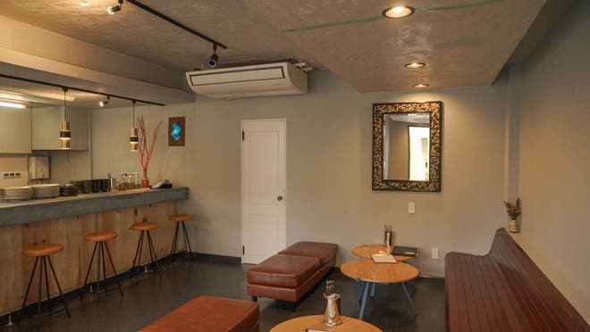 午前中照明いらず。自然光が差し込み、青のモールテックスが映える撮影空間の写真6