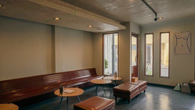 午前中照明いらず。自然光が差し込み、青のモールテックスが映える撮影空間の写真7