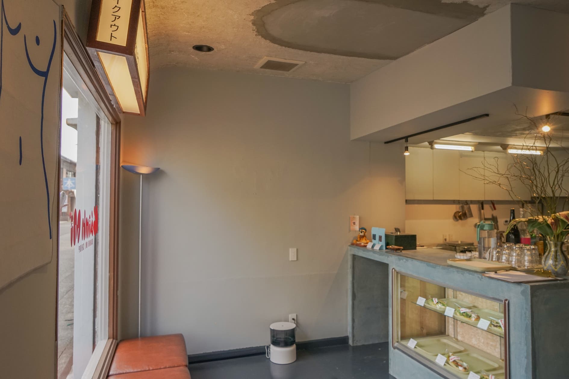 午前中照明いらず。自然光が差し込み、青のモールテックスが映える撮影空間の写真8