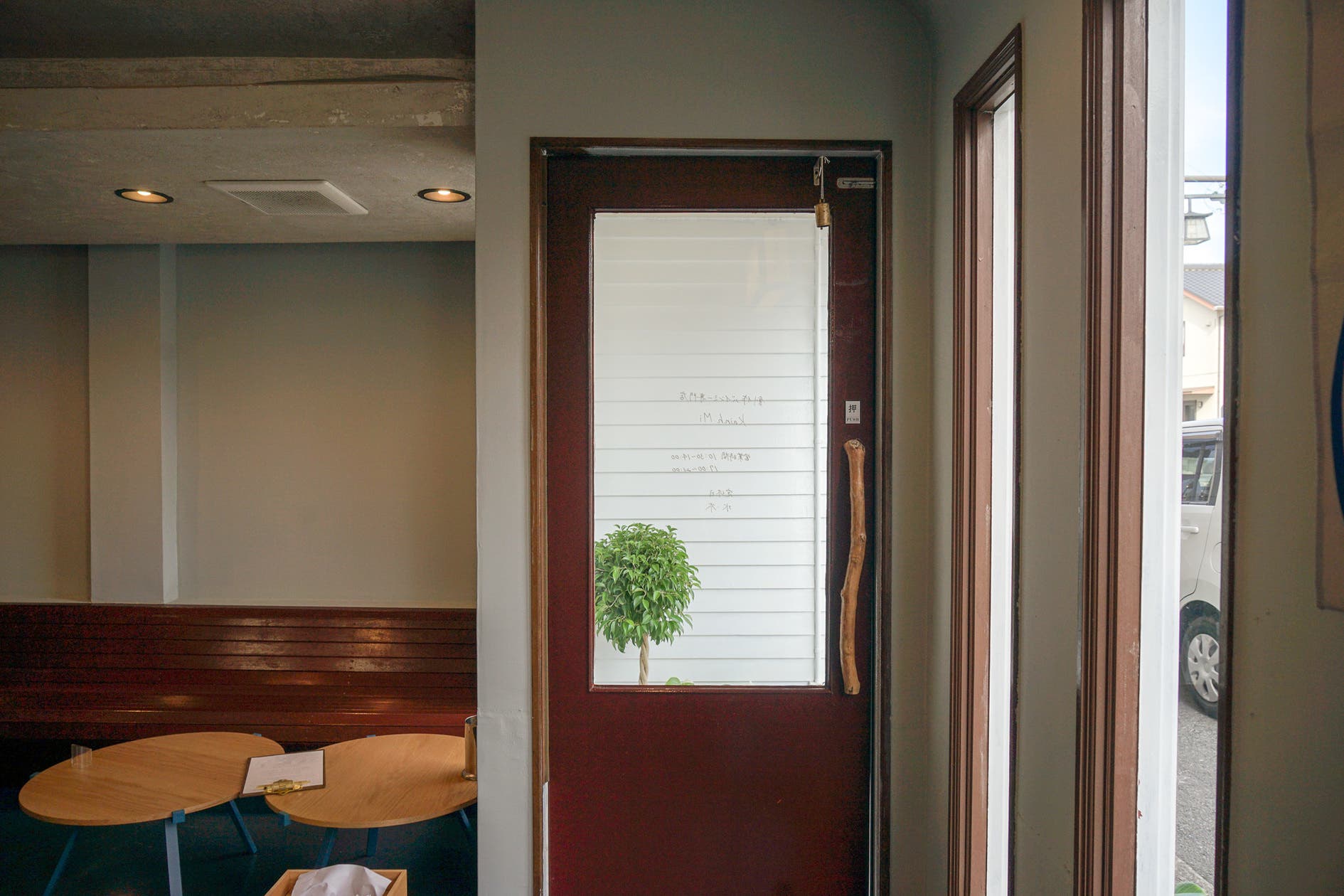 午前中照明いらず。自然光が差し込み、青のモールテックスが映える撮影空間の写真9