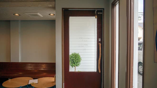 午前中照明いらず。自然光が差し込み、青のモールテックスが映える撮影空間の写真9