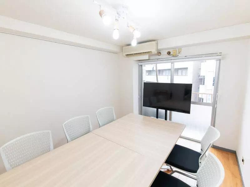 JR池袋駅徒歩3分｜最大6名｜会議、商談、勉強会、ボードゲーム、レッスンの利用に最適！の写真6