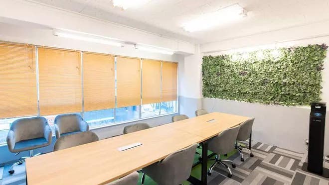 飯田橋駅A2出口から徒歩30秒|最大8名|会議、商談、セミナー、勉強会、ボードゲーム、レッスン、女子会の利用に最適!の写真1