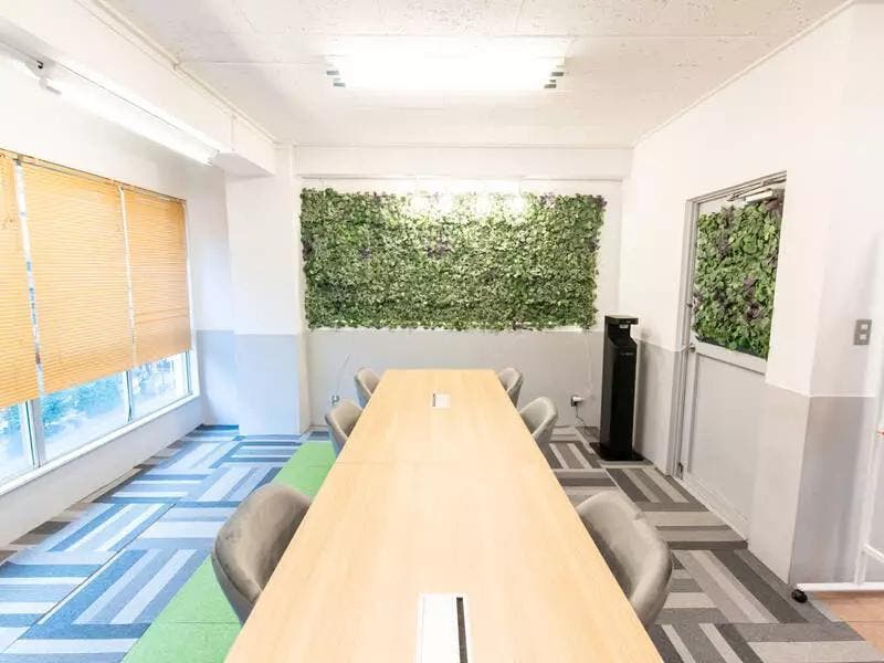 飯田橋駅A2出口から徒歩30秒｜最大8名｜会議、商談、セミナー、勉強会、ボードゲーム、レッスン、女子会の利用に最適！の写真2