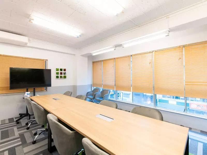 飯田橋駅A2出口から徒歩30秒｜最大8名｜会議、商談、セミナー、勉強会、ボードゲーム、レッスン、女子会の利用に最適！の写真3