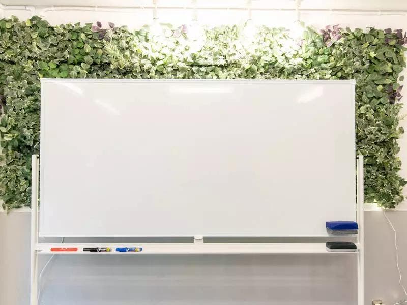 飯田橋駅A2出口から徒歩30秒｜最大8名｜会議、商談、セミナー、勉強会、ボードゲーム、レッスン、女子会の利用に最適！の写真7