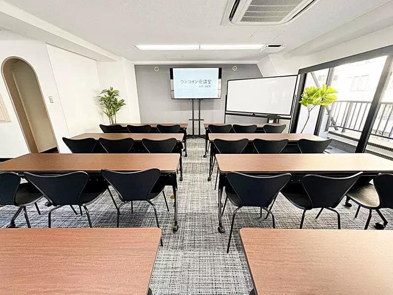 浜松町駅徒歩4分｜最大31名｜セミナー、懇親会、ゲーム、推し活、撮影の利用に最適！ワンコイン会議室 大門・浜松町の写真1