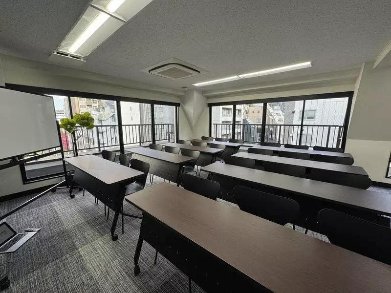 浜松町駅徒歩4分｜最大31名｜セミナー、懇親会、ゲーム、推し活、撮影の利用に最適！ワンコイン会議室 大門・浜松町の写真4