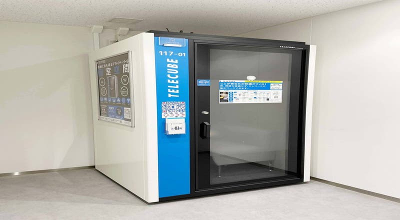 【テレキューブ】中野セントラルパークイーストの個室型ワークブース（117-01）です。視線と音を遮る、プライベートな集中環境。