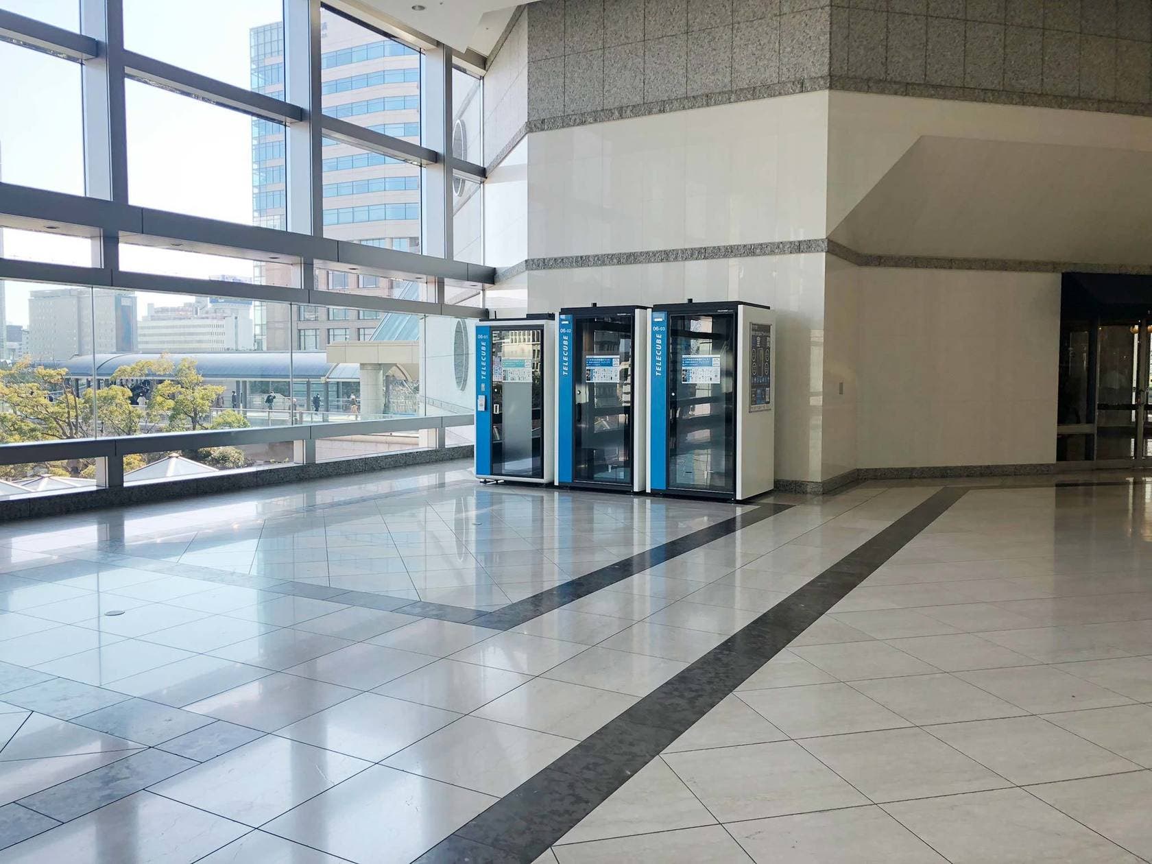 【テレキューブ】横浜ランドマークタワーの個室型ワークブース（06-01）です。視線と音を遮る、プライベートな集中環境。の写真1