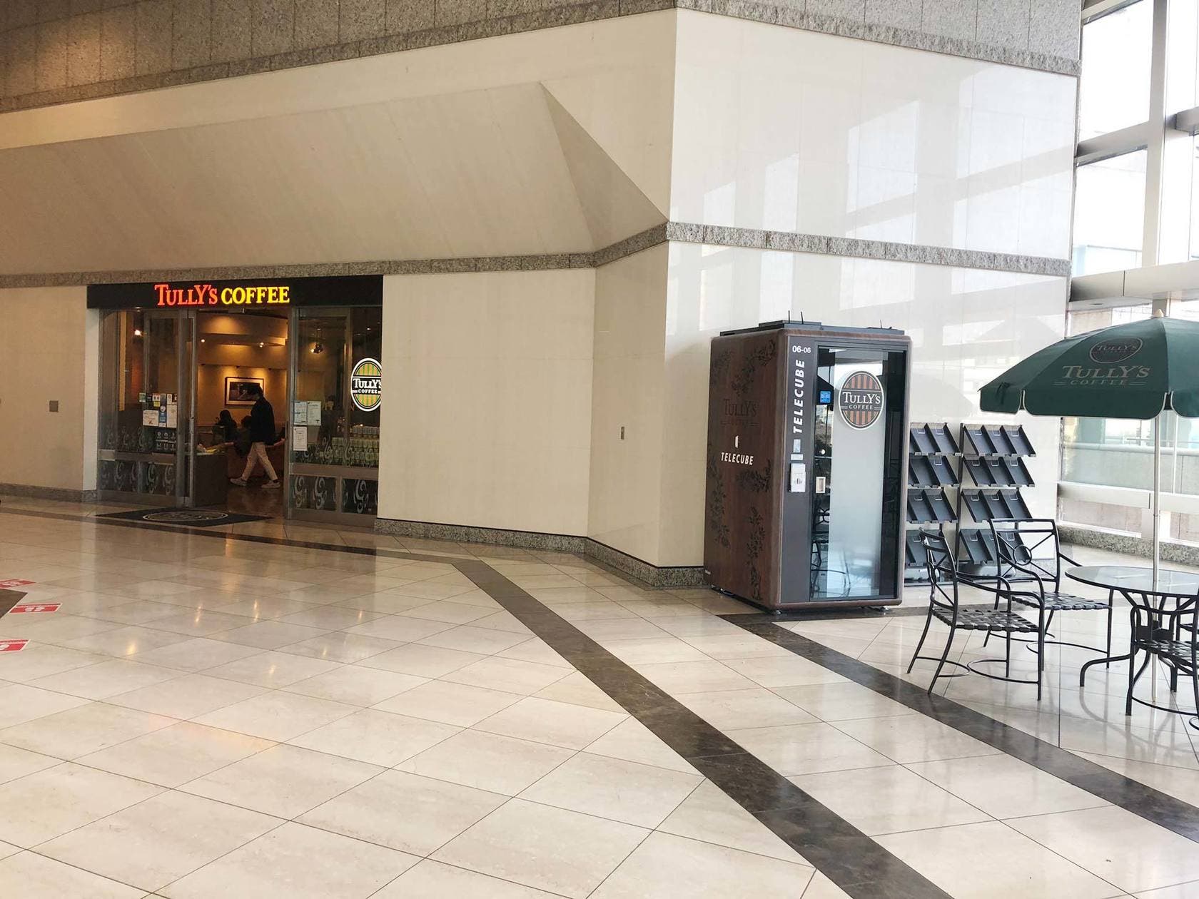 【テレキューブ】横浜ランドマークタワーの個室型ワークブース（06-06）です。視線と音を遮る、プライベートな集中環境。の写真1