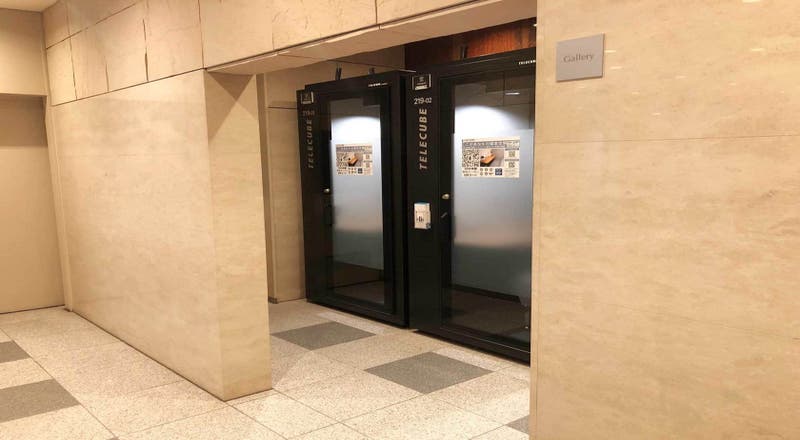 【テレキューブ】大阪興銀ビルの個室型ワークブース（219-01）です。視線と音を遮る、プライベートな集中環境。