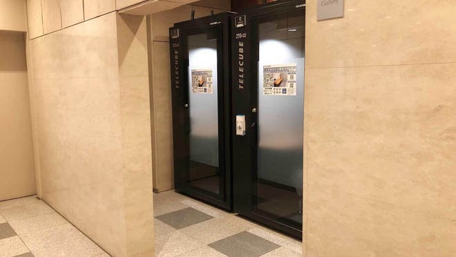 【テレキューブ】大阪興銀ビルの個室型ワークブース(219-01)です。視線と音を遮る、プライベートな集中環境。の写真1