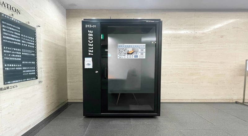 【テレキューブ】日本生命岡山第二ビル本館の個室型ワークブース（313-01）です。視線と音を遮る、プライベートな集中環境。