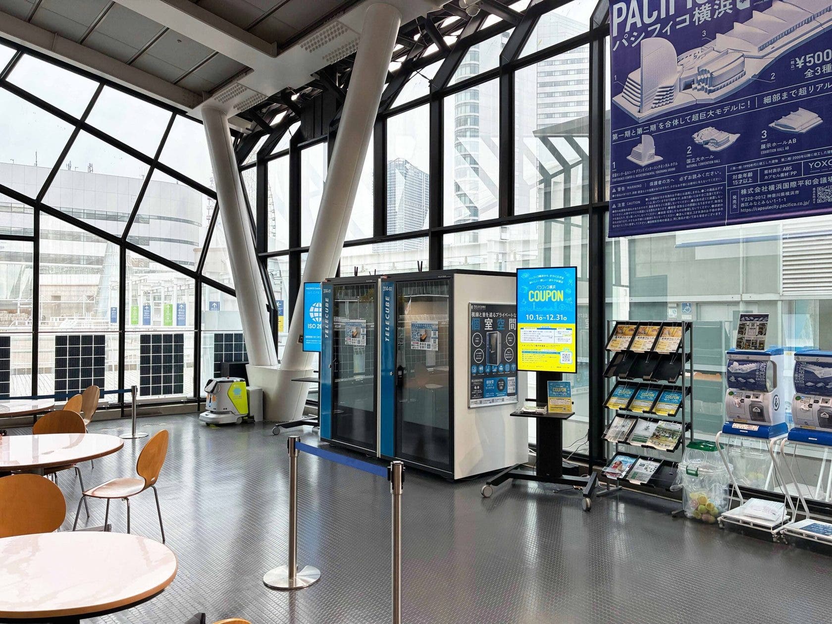 【テレキューブ】パシフィコ横浜の個室型ワークブース（314-02）です。視線と音を遮る、プライベートな集中環境。の写真1