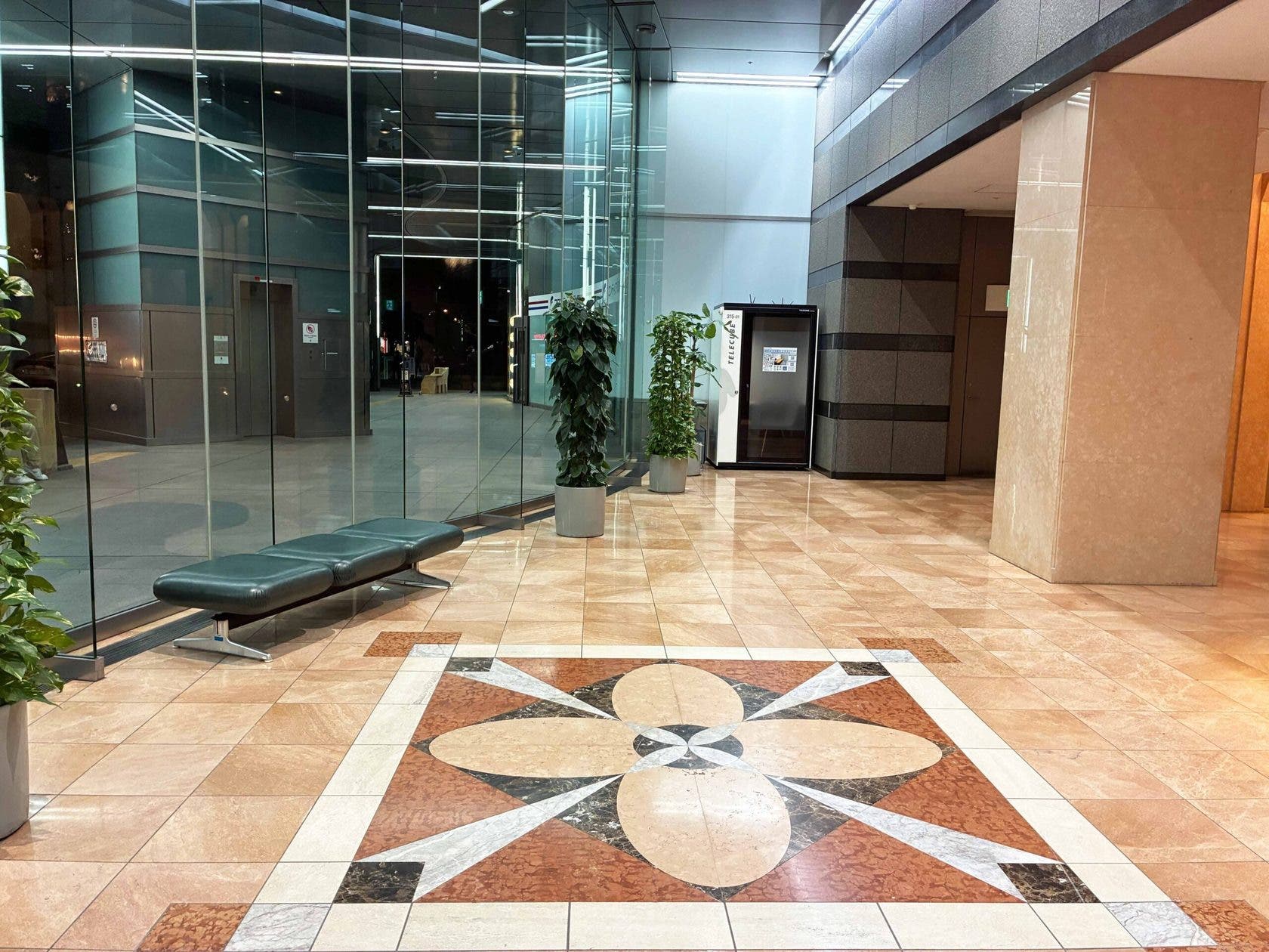 【テレキューブ】恵比寿ネオナートの個室型ワークブース（315-01）です。視線と音を遮る、プライベートな集中環境。の写真1