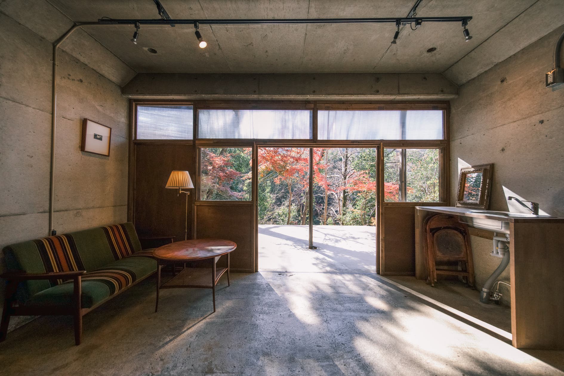 混ざったまま、撮れる。本来は共存しない世界観を1フレームに。コンクリート x アンティーク x 大自然の撮影空間。の写真1