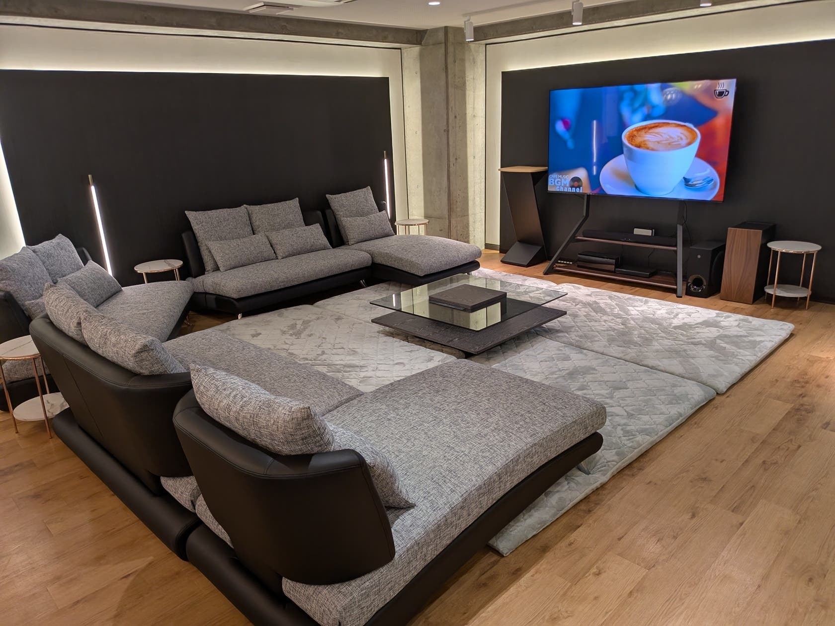 広々86㎡！おしゃれな雰囲気で叶える、ちょっと贅沢な上質ラウンジ。会議もパーティーもできる大人の空間の写真1