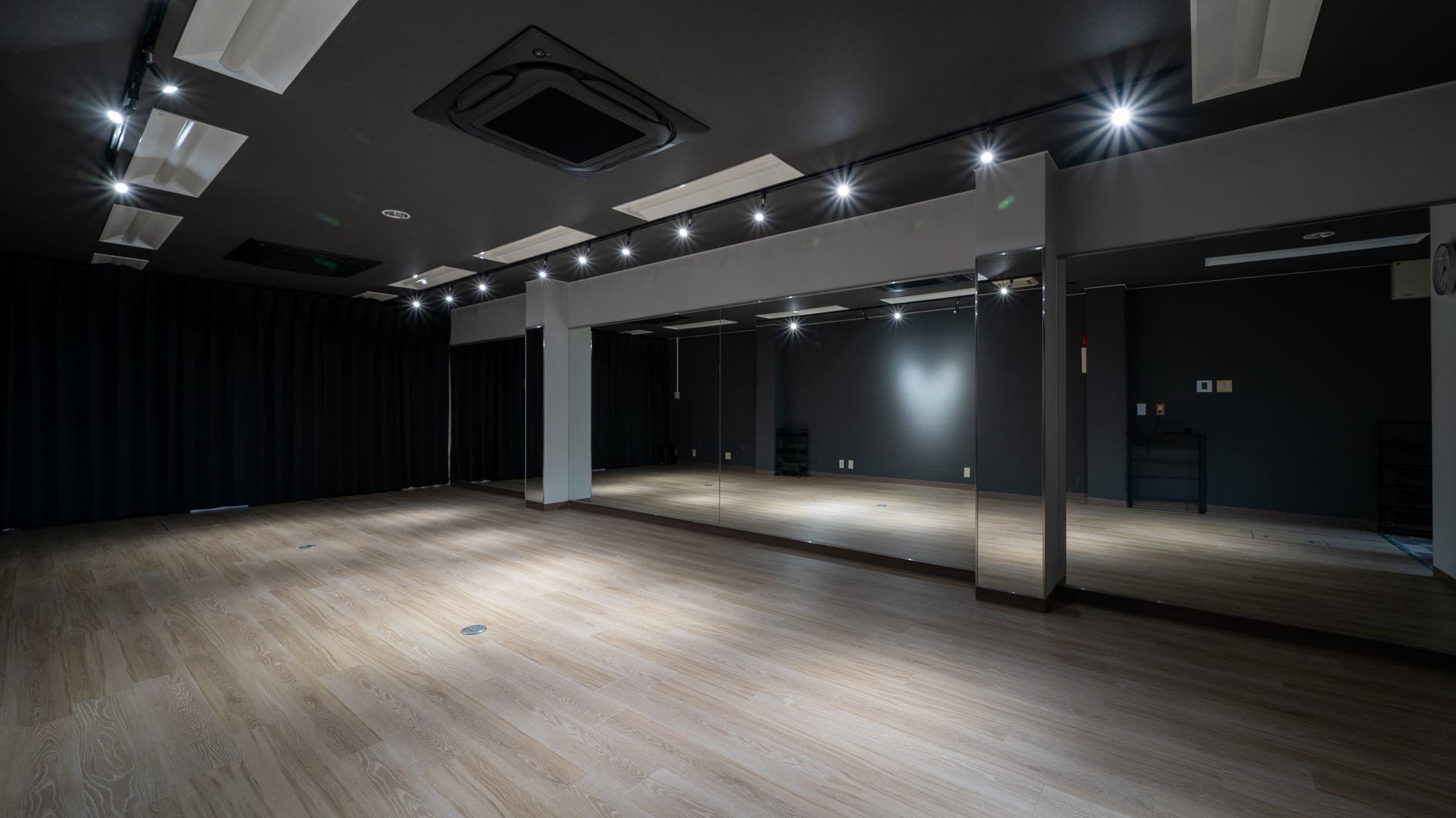 【二条駅徒歩５分】９ｍ鏡で広々快適✨２４ｈＯＫ👌最大１６人👬ダンス・バレエ・ヨガ・演劇・撮影の写真1