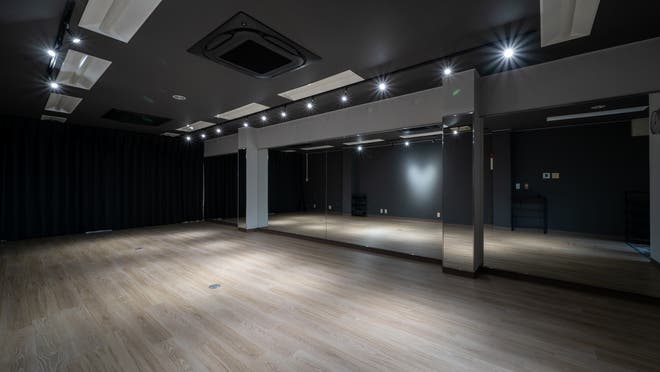 【二条駅徒歩5分】9m鏡で広々快適✨24hOK👌最大16人👬ダンス・バレエ・ヨガ・演劇・撮影の写真1
