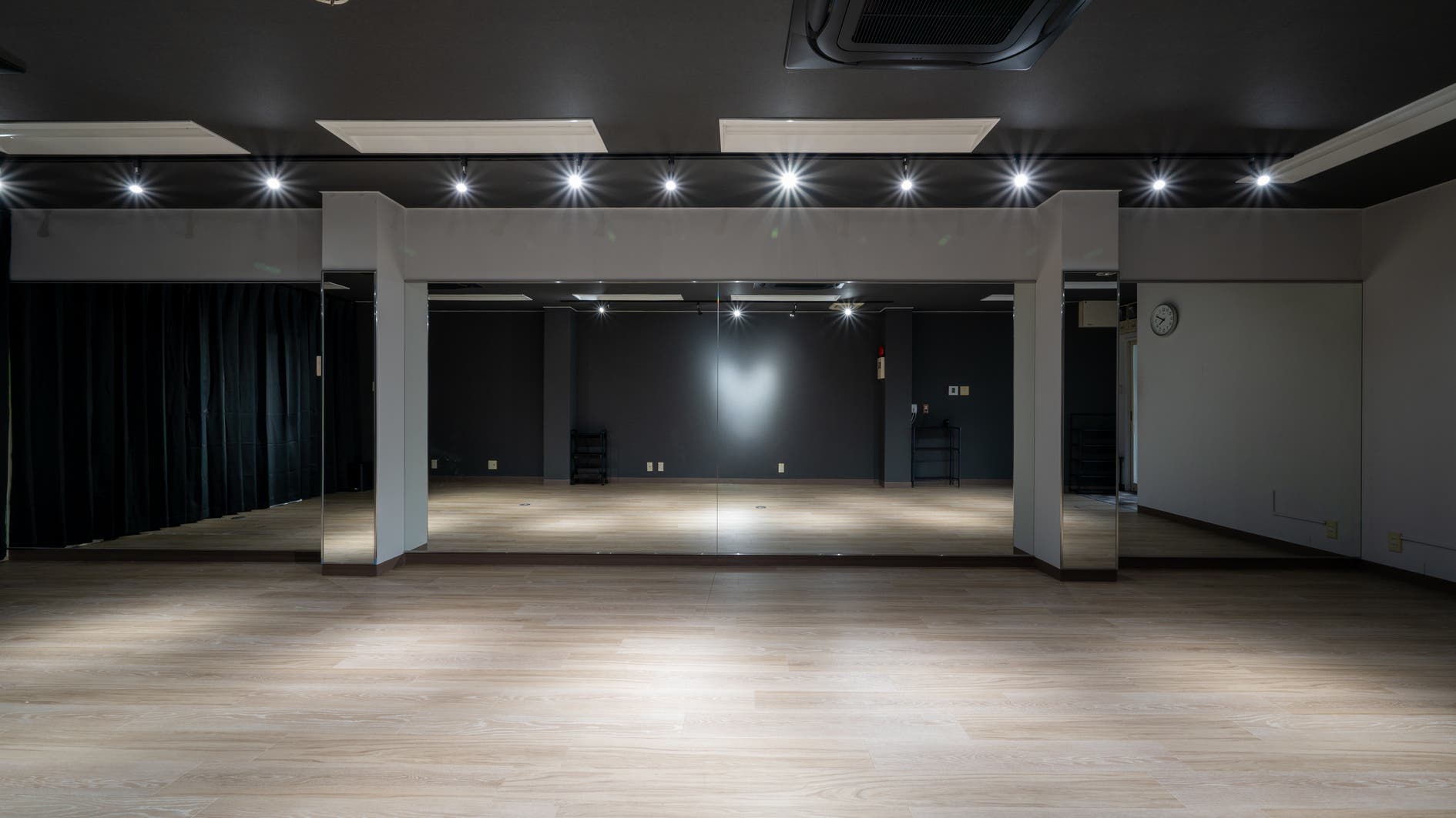 【二条駅徒歩５分】９ｍ鏡で広々快適✨２４ｈＯＫ👌最大１６人👬ダンス・バレエ・ヨガ・演劇・撮影の写真2