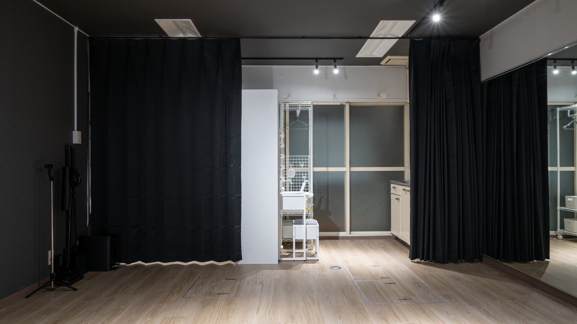 【二条駅徒歩５分】９ｍ鏡で広々快適✨２４ｈＯＫ👌最大１６人👬ダンス・バレエ・ヨガ・演劇・撮影の写真5