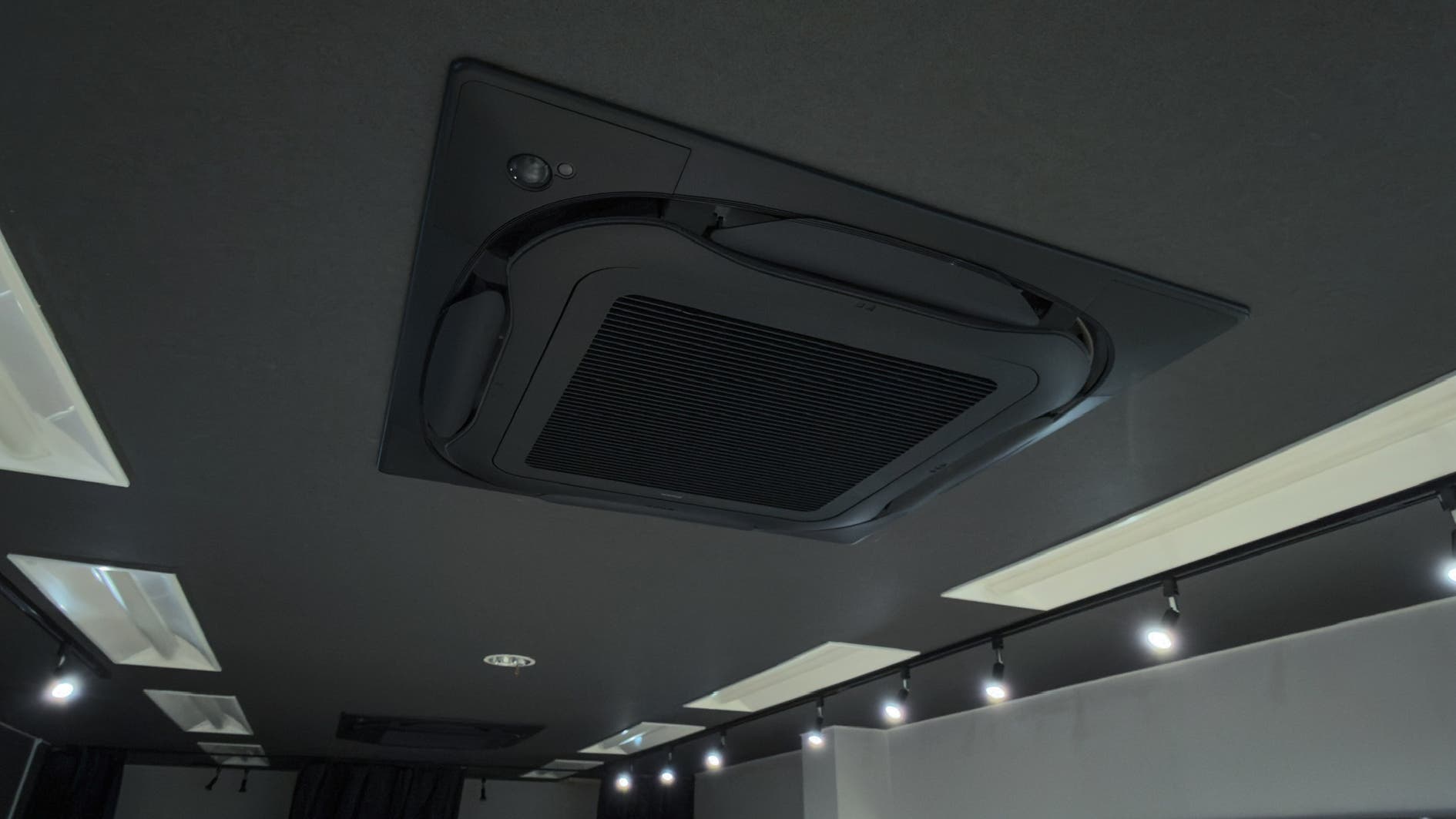 【二条駅徒歩５分】９ｍ鏡で広々快適✨２４ｈＯＫ👌最大１６人👬ダンス・バレエ・ヨガ・演劇・撮影の写真15