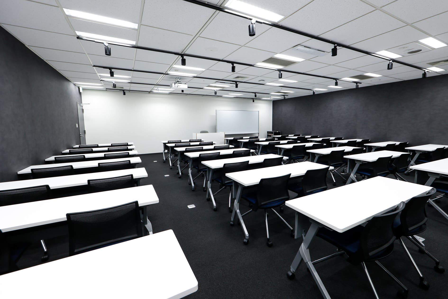 新宿駅A1出口直結！7日前までキャンセル無料【セミナールーム2 / アビタス貸会議室】78㎡広々・ワークショップ・中規模会議の写真8