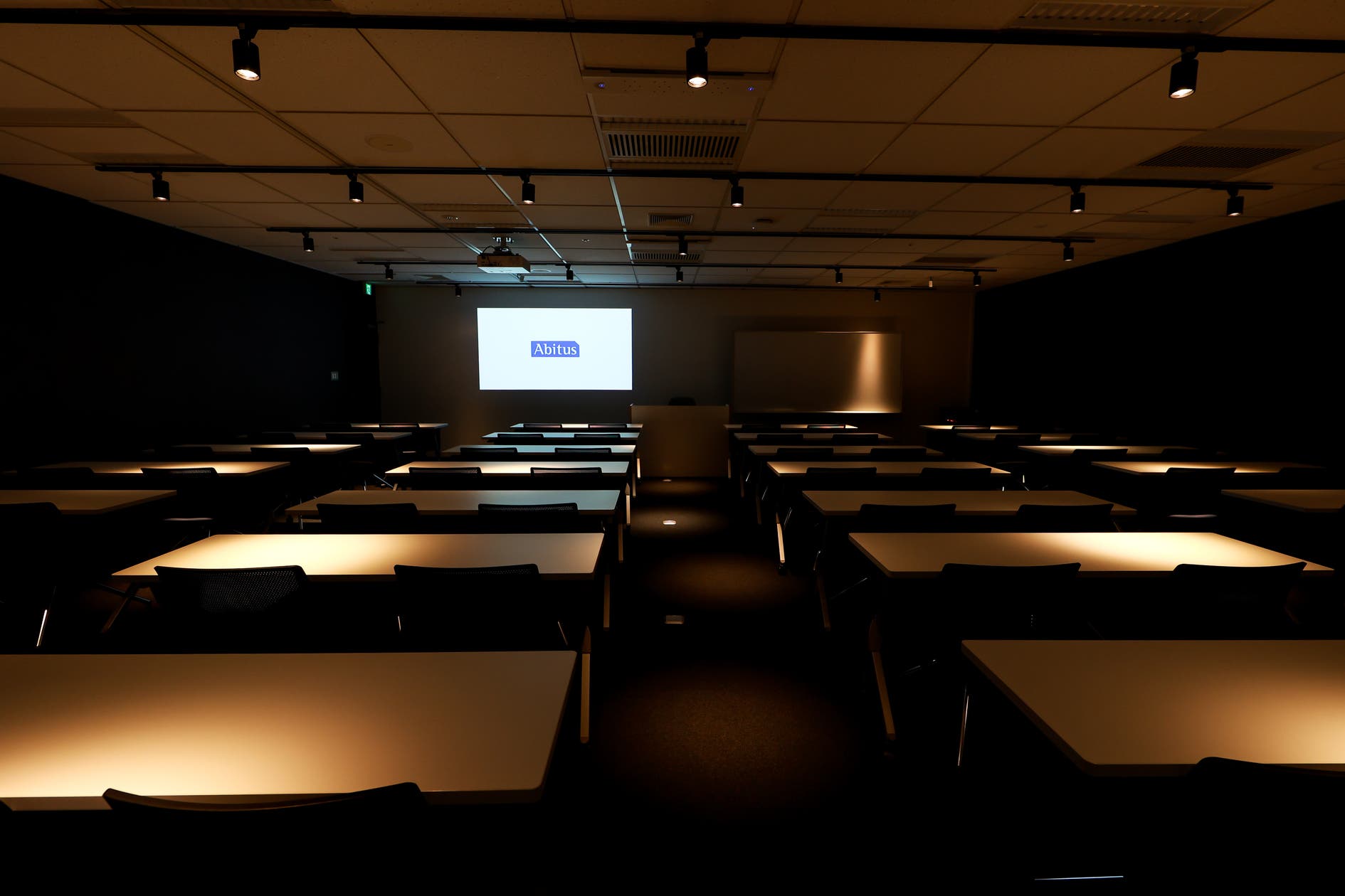 新宿駅A1出口直結！7日前までキャンセル無料【セミナールーム2 / アビタス貸会議室】78㎡広々・ワークショップ・中規模会議の写真9