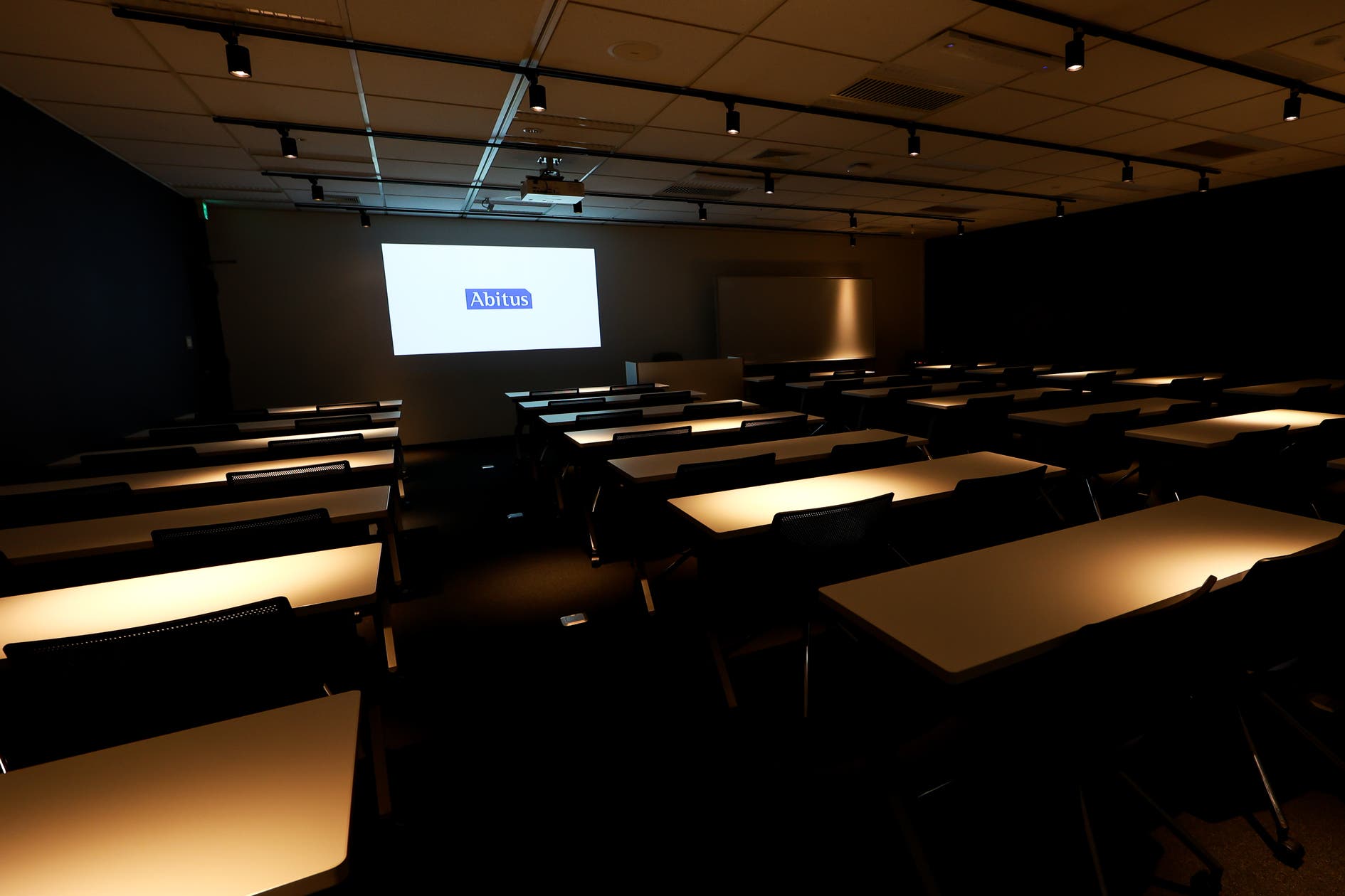 新宿駅A1出口直結！7日前までキャンセル無料【セミナールーム2 / アビタス貸会議室】78㎡広々・ワークショップ・中規模会議の写真10