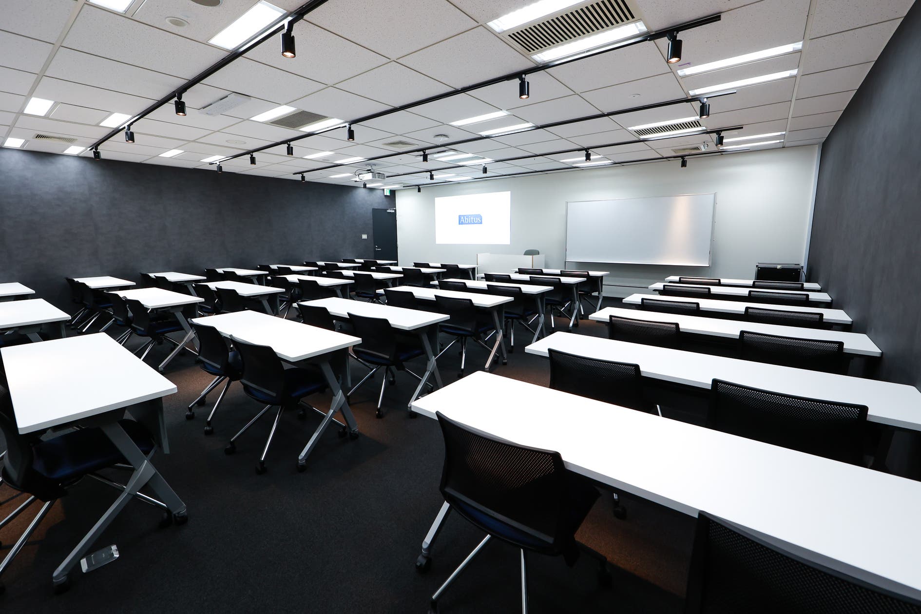 新宿駅A1出口直結！7日前までキャンセル無料【セミナールーム2 / アビタス貸会議室】78㎡広々・ワークショップ・中規模会議の写真11