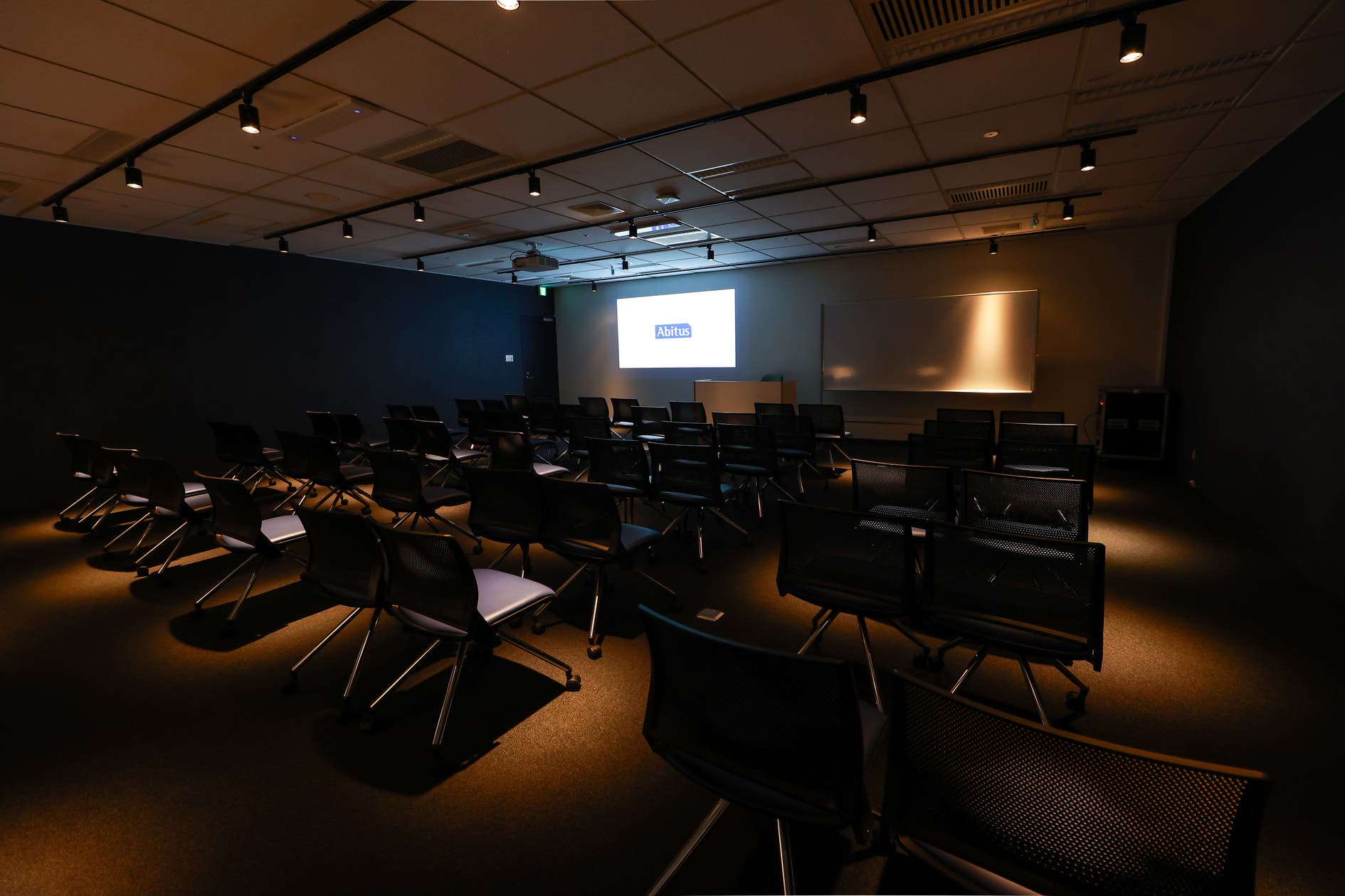 新宿駅A1出口直結！7日前までキャンセル無料【セミナールーム2 / アビタス貸会議室】78㎡広々・ワークショップ・中規模会議の写真12