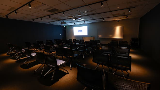 新宿駅A1出口直結!7日前までキャンセル無料【セミナールーム2 / アビタス貸会議室】78㎡広々・ワークショップ・中規模会議の写真12