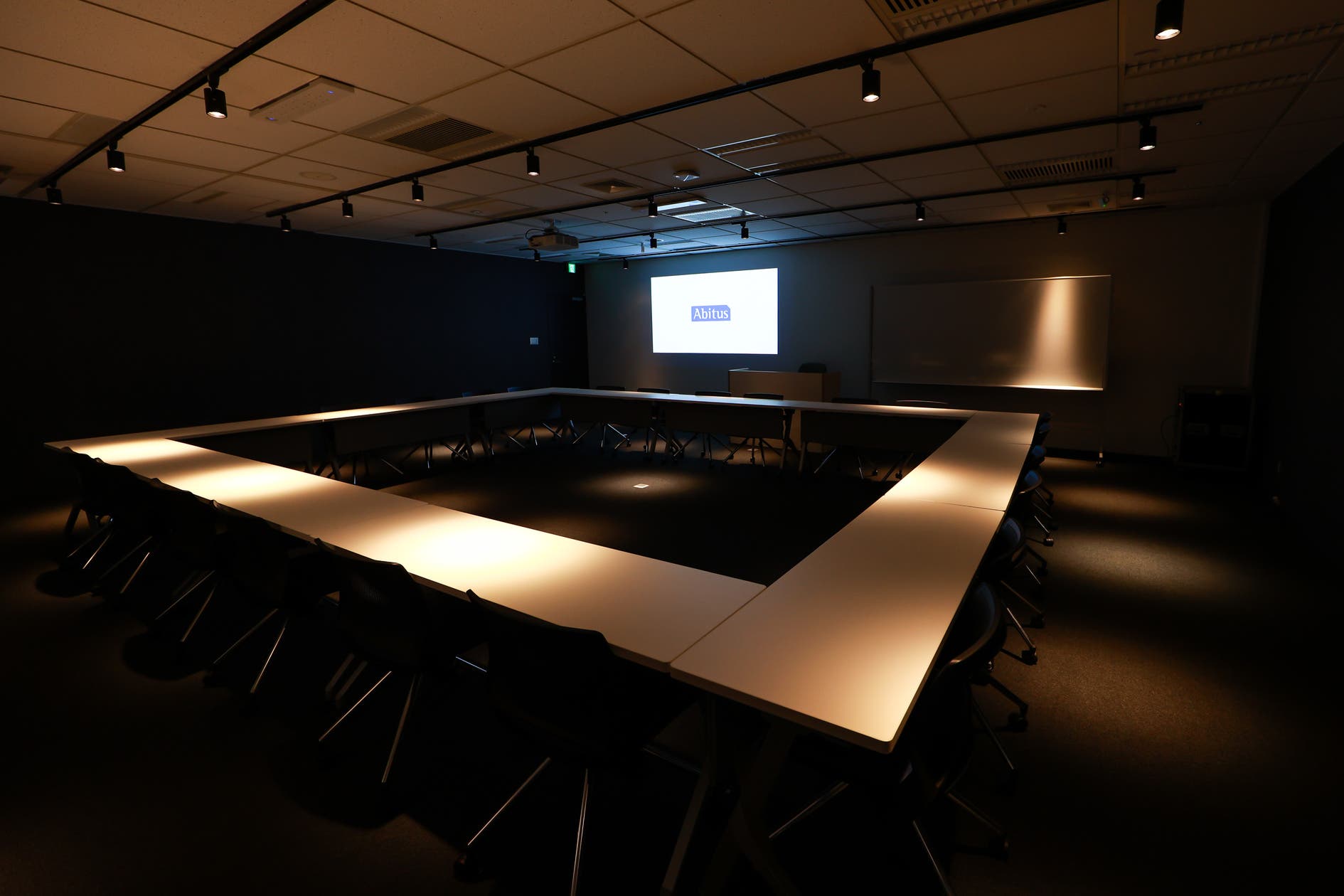 新宿駅A1出口直結！7日前までキャンセル無料【セミナールーム2 / アビタス貸会議室】78㎡広々・ワークショップ・中規模会議の写真13