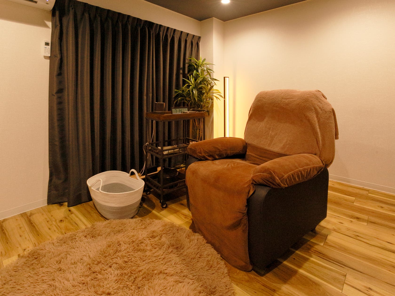 完全個室のプライベートサロン | 高級感 | Wi-Fi | 化粧台 | 静か | アロマ | ヒーリング音楽 | スマホ充電の写真1