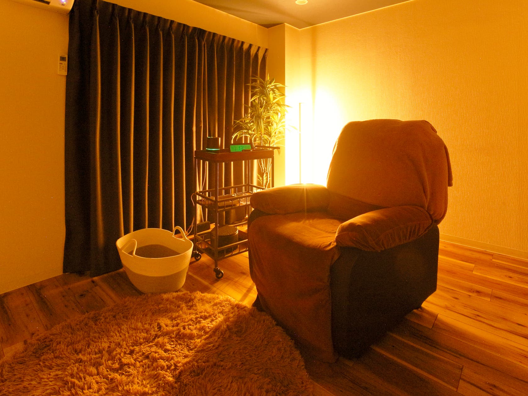 完全個室のプライベートサロン | 高級感 | Wi-Fi | 化粧台 | 静か | アロマ | ヒーリング音楽 | スマホ充電の写真2