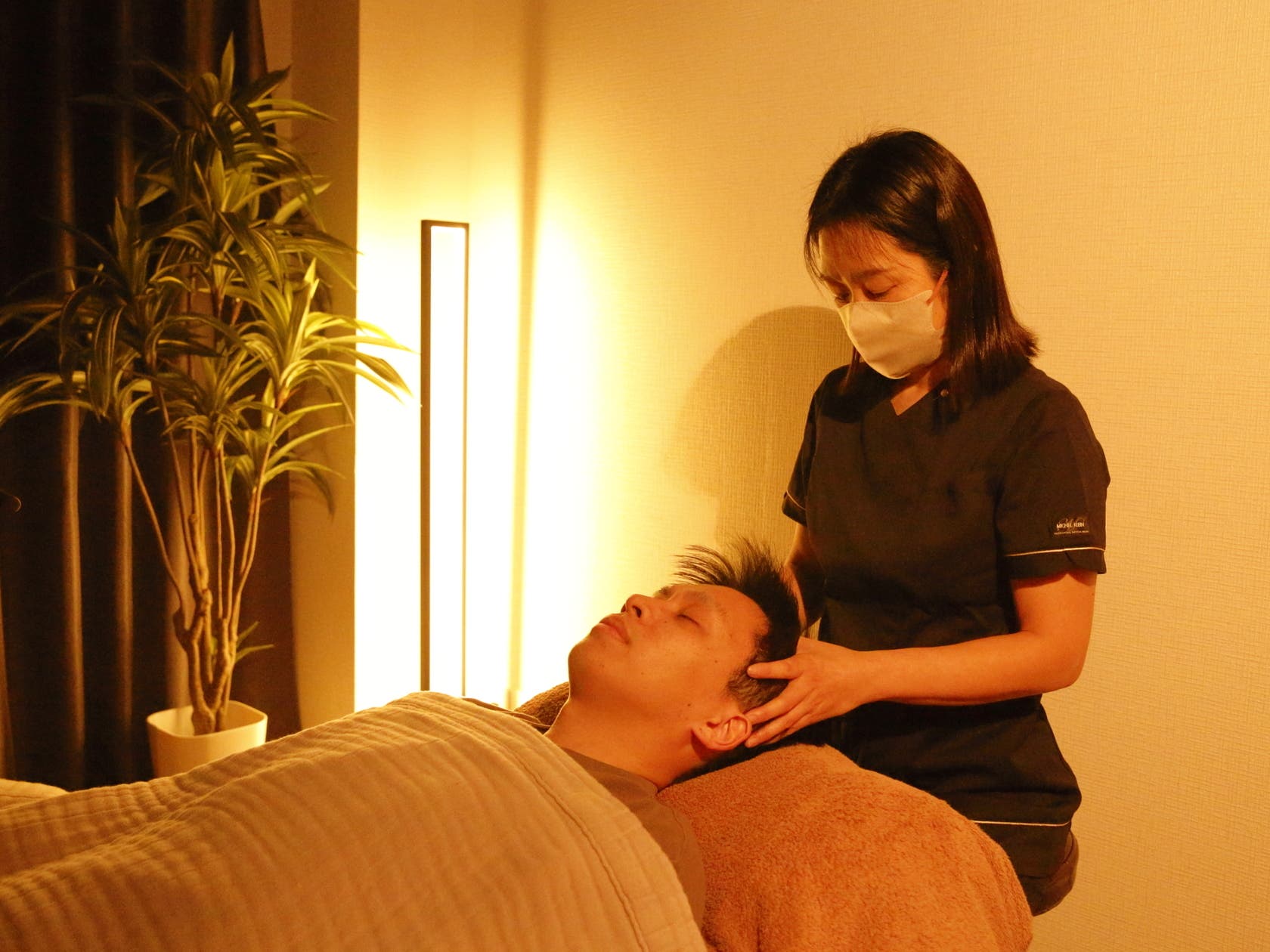 完全個室のプライベートサロン | 高級感 | Wi-Fi | 化粧台 | 静か | アロマ | ヒーリング音楽 | スマホ充電の写真3