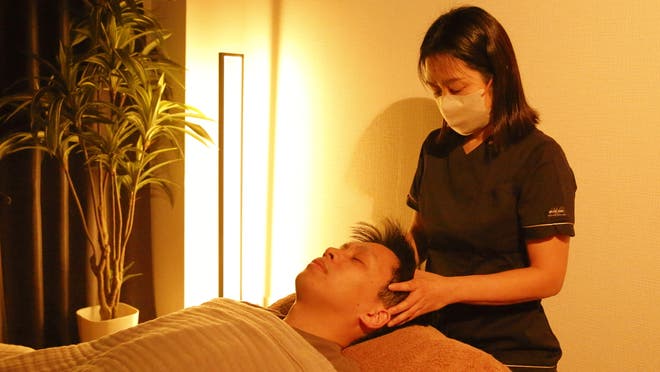 完全個室のプライベートサロン | 高級感 | Wi-Fi | 化粧台 | 静か | アロマ | ヒーリング音楽 | スマホ充電の写真3