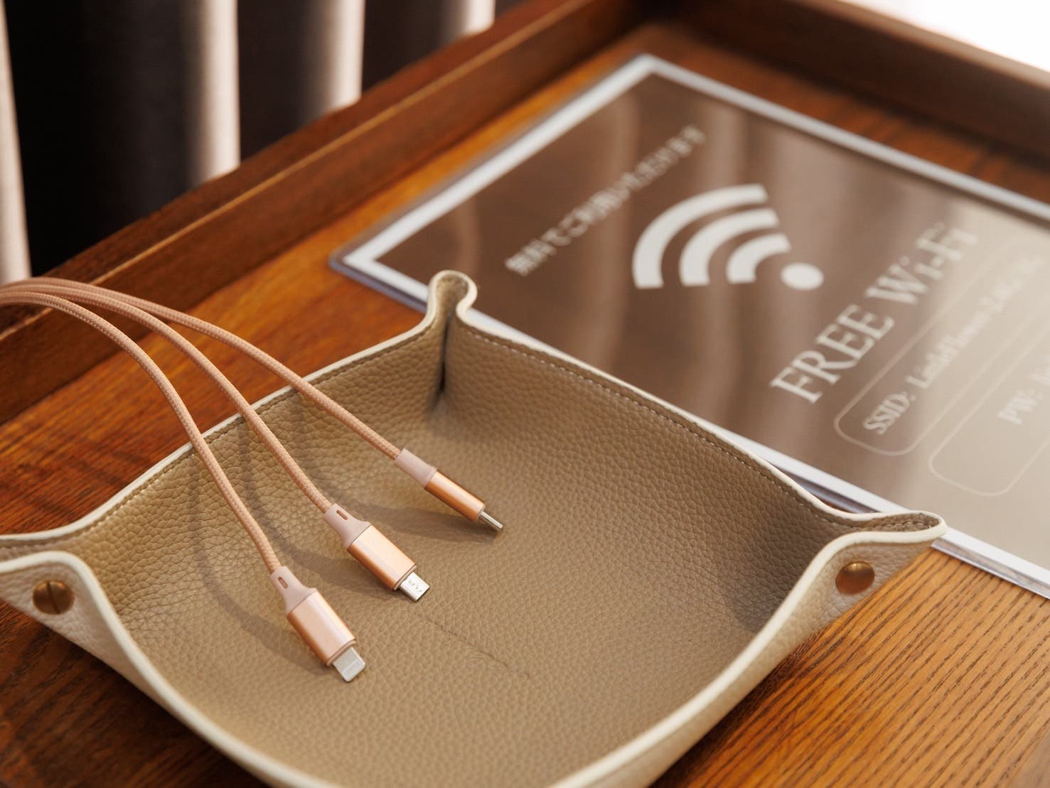 完全個室のプライベートサロン | 高級感 | Wi-Fi | 化粧台 | 静か | アロマ | ヒーリング音楽 | スマホ充電の写真4