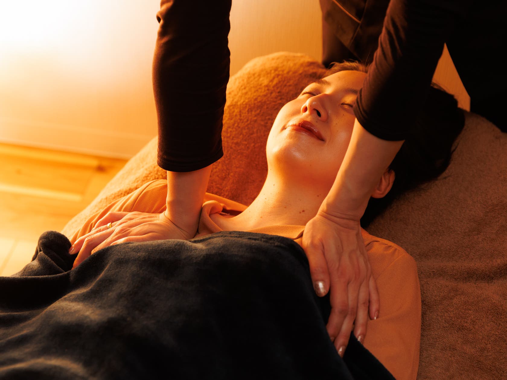 完全個室のプライベートサロン | 高級感 | Wi-Fi | 化粧台 | 静か | アロマ | ヒーリング音楽 | スマホ充電の写真12