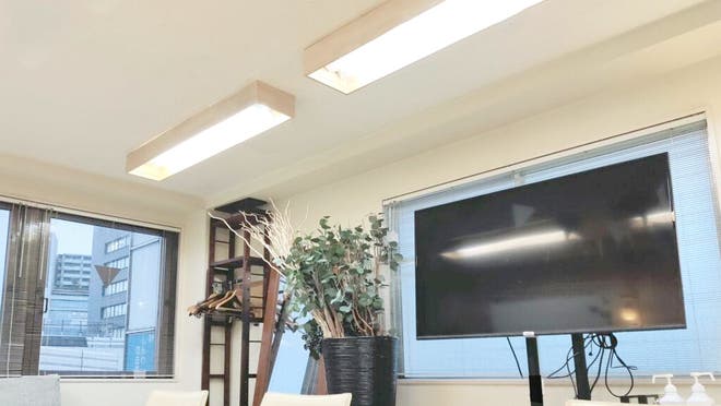 JR飯田橋駅5分|少人数会議室/飲み会・ゲーム/自然光撮影|Wi-Fi・スマートTVの写真1