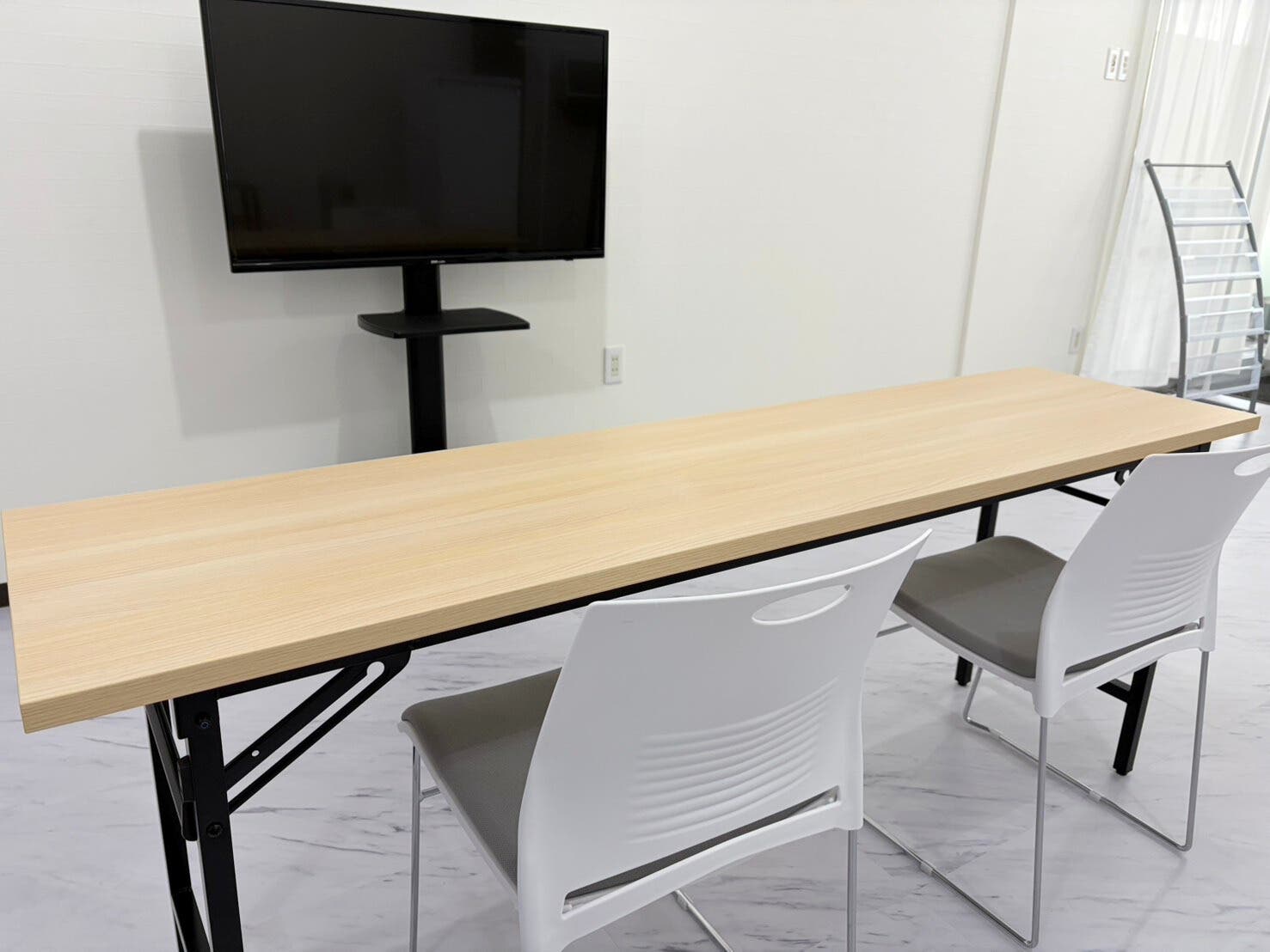 【アーティストワークショップ向け】テーブル1脚＋チェア2脚レイアウト（施術セット面無）の画像1