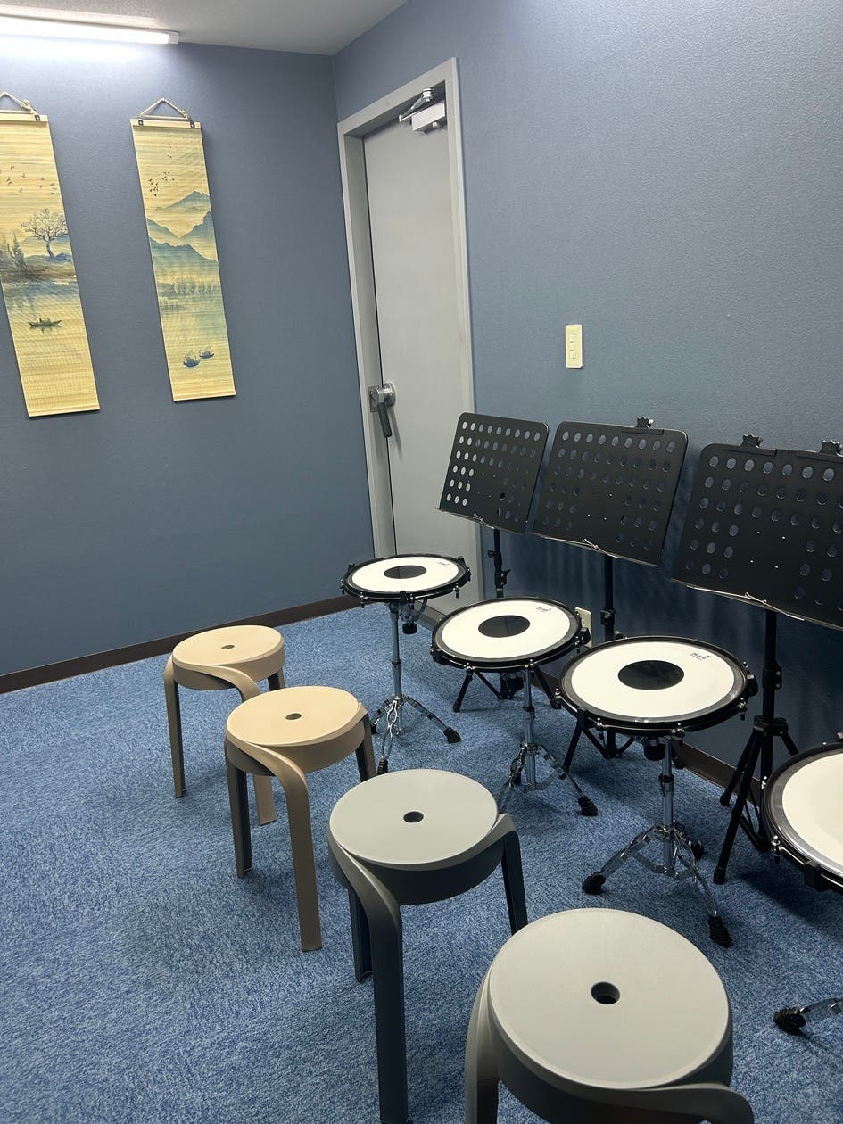 防音室とオープンスペースを備えた音楽利用向けレンタル空間の写真3