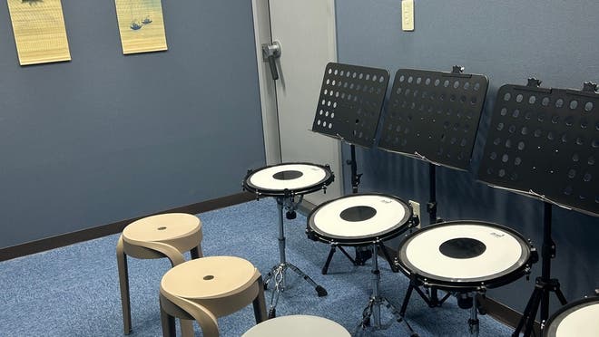 防音室とオープンスペースを備えた音楽利用向けレンタル空間の写真3