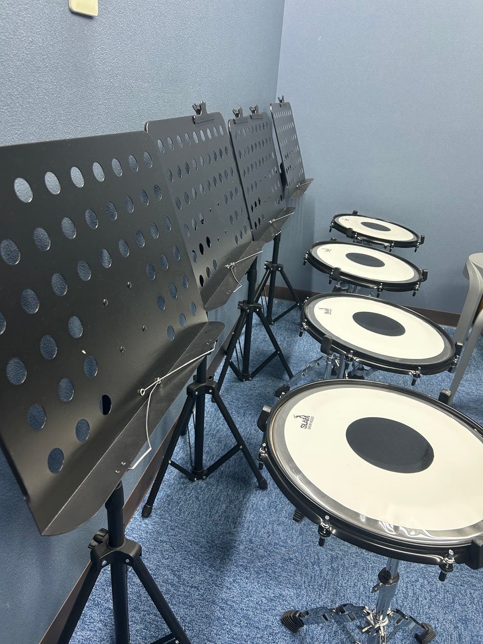 防音室とオープンスペースを備えた音楽利用向けレンタル空間の写真4