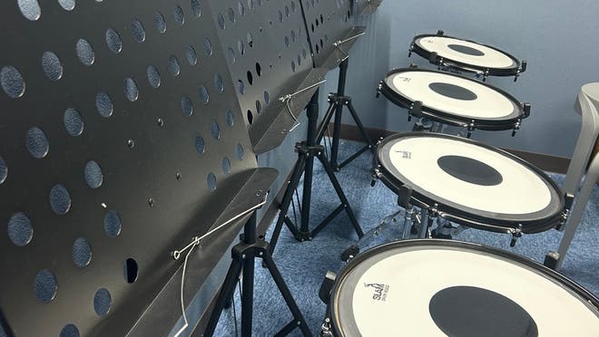 防音室とオープンスペースを備えた音楽利用向けレンタル空間の写真4